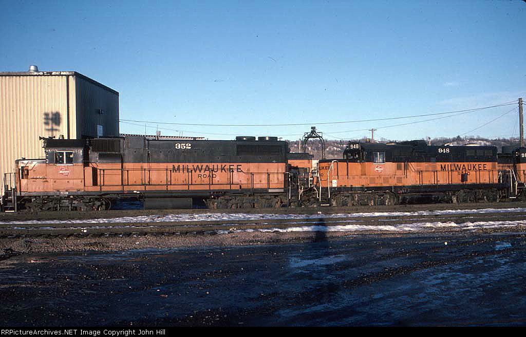 1388-09 MILW 352 and 948 at Pigs Eye shop